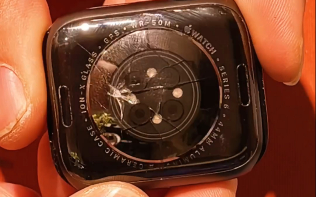 苹果手表维修更换后玻璃。