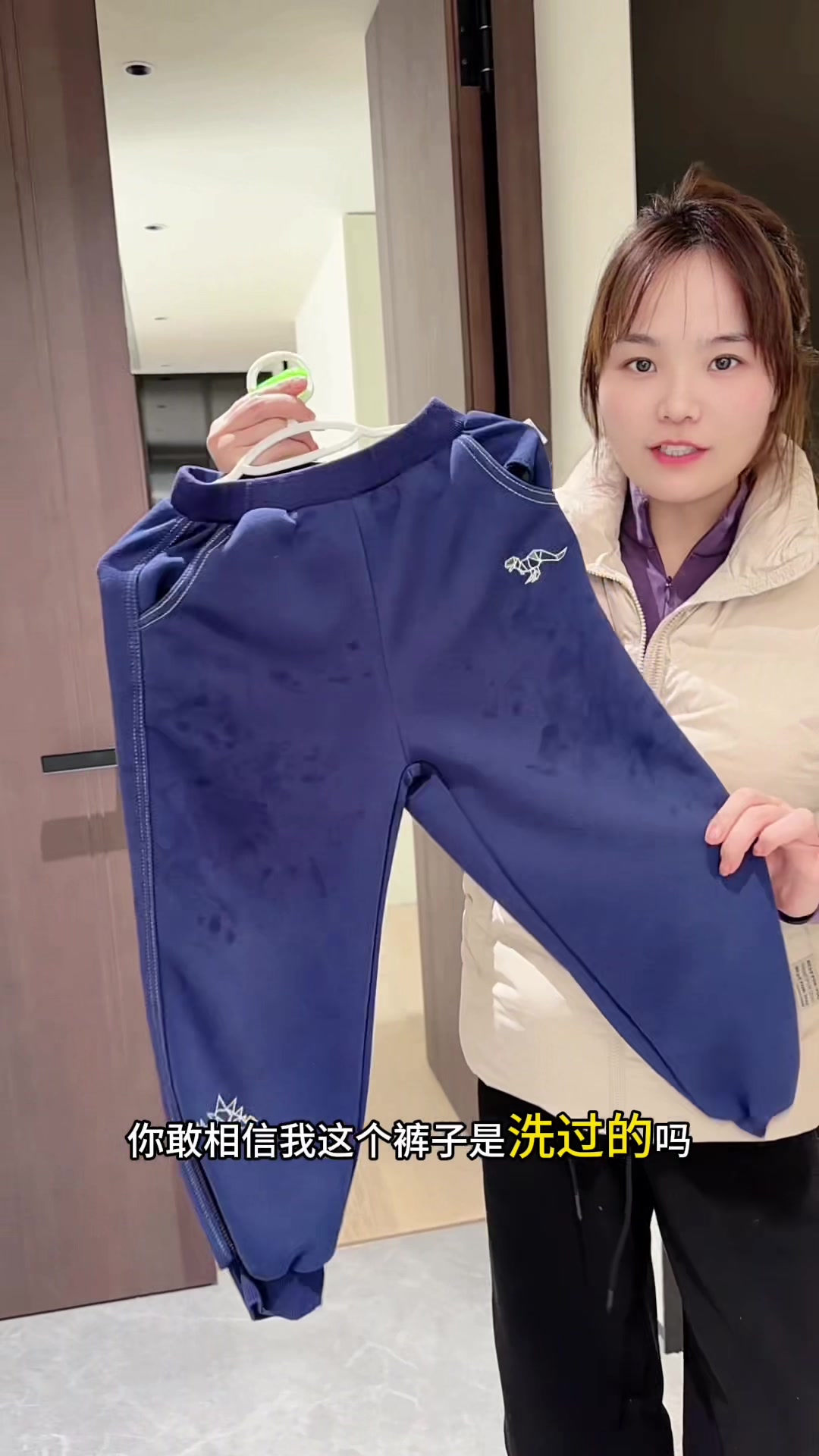 ...、孩子衣服上的油渍怎么都洗不掉,用这个轻松搞定#衣领净 #洗衣神器