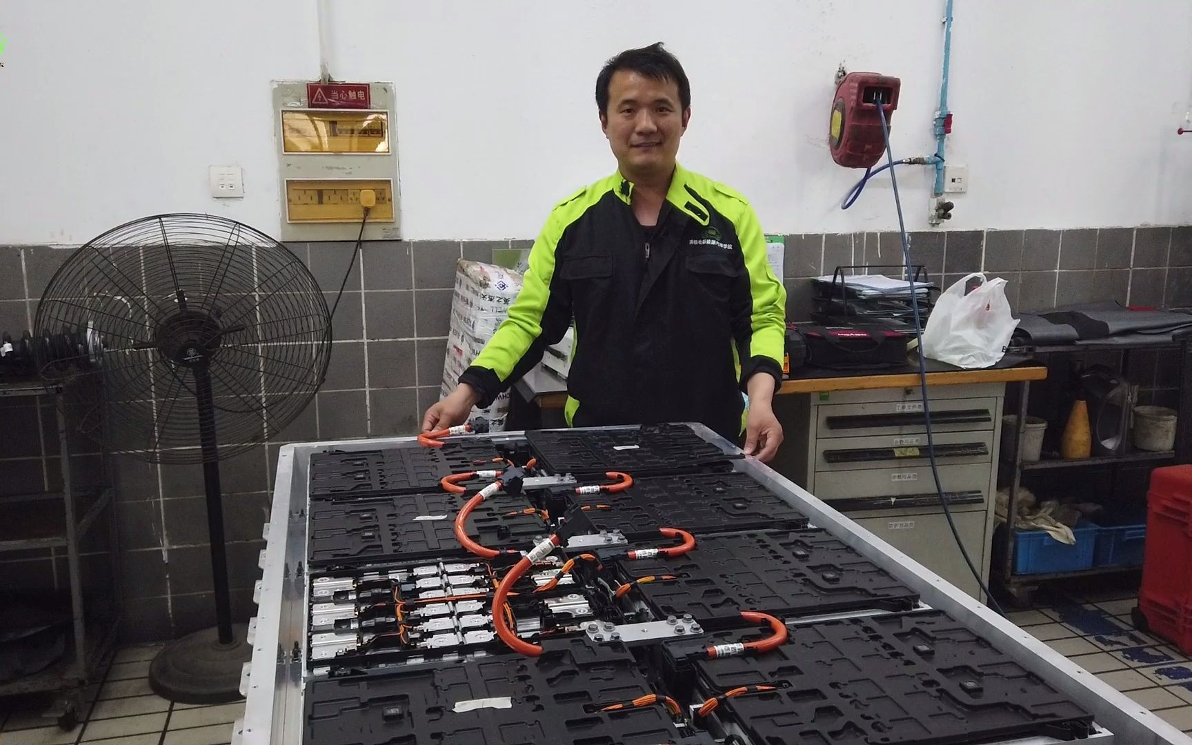 宝马BMW i3电池包长啥样?拆开看一下!—新能源汽车维修