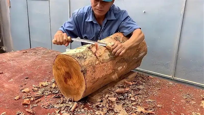 简单几块原木拼接,一个高档上的实木桌子就完成,轻松卖出4000块