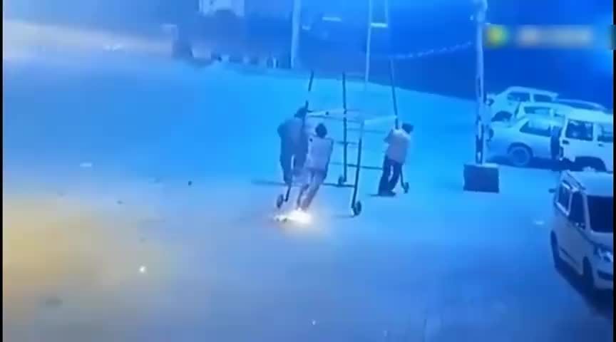 农民工正移动脚手架,调取监控,家人控制不住了