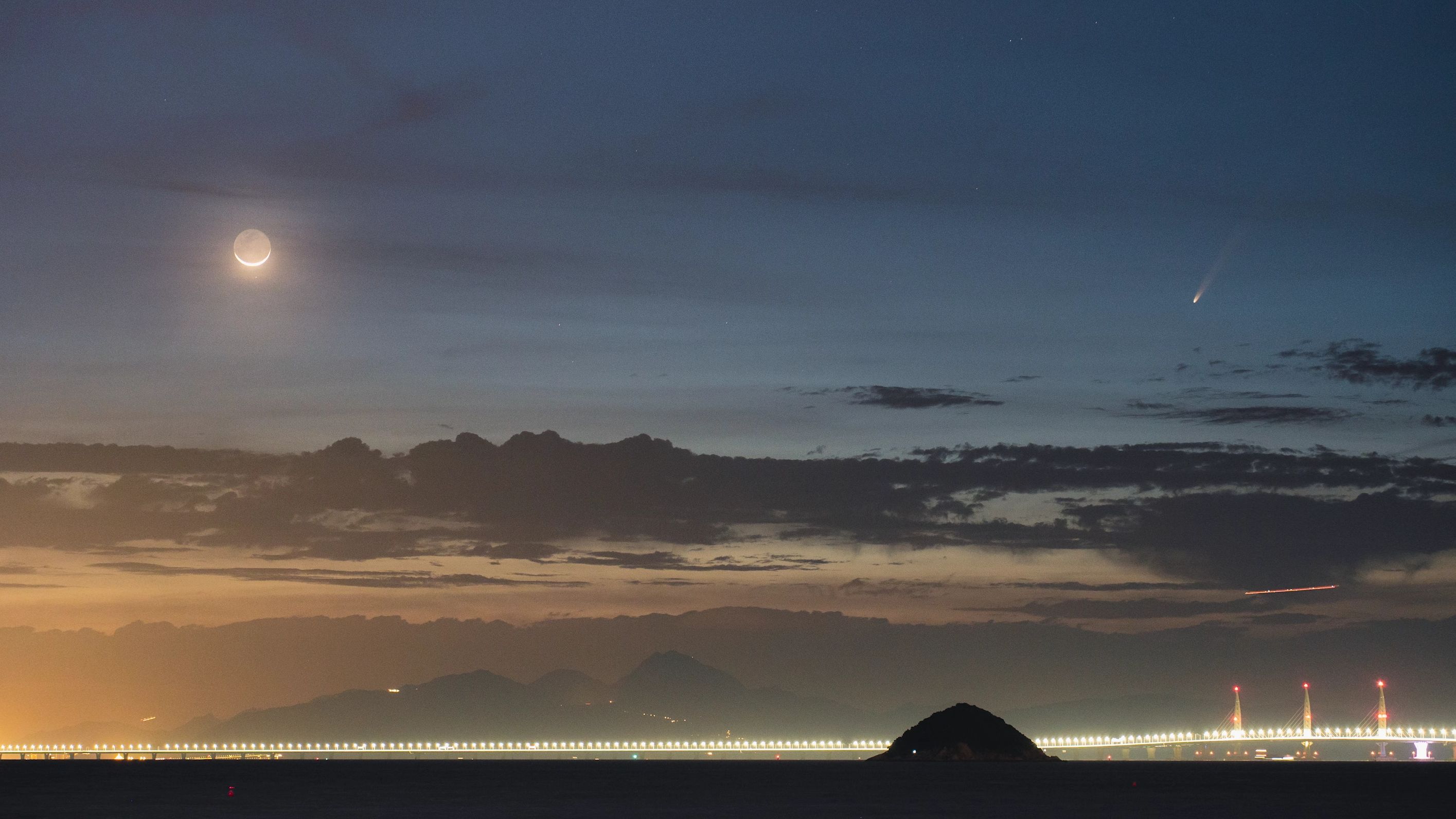 10月1日紫金山-阿特拉斯彗星与月共升