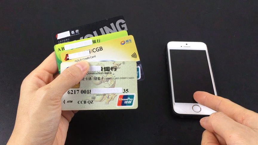 银行卡要不要开通短信通知业务?银行职员说漏嘴,看完心里有底了