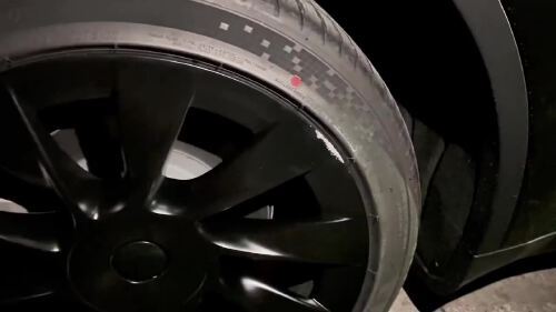 ...轮毂就擦了除了心疼,只能自己想办法让外观看不出来。补漆笔修复完...