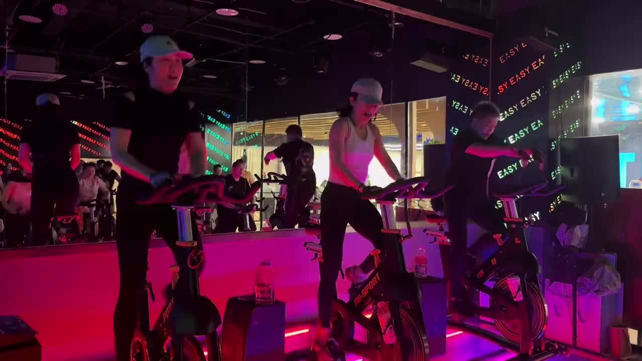 来现场#动感单车 #爆汗燃脂