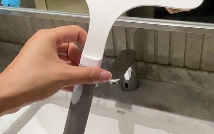 家里备一个这样的刮水器,不管是清洁玻璃、镜子、窗户都很方便,干净...