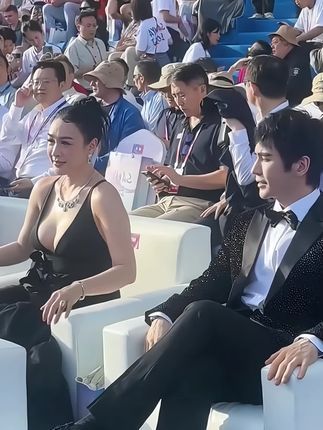 钟丽缇与老公张伦硕同框出席活动,娱乐圈最甜蜜的姐弟恋,实在让人...