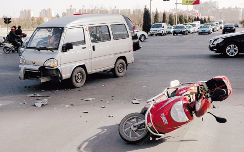 撞到电动车,这样处理一分钱都不用赔