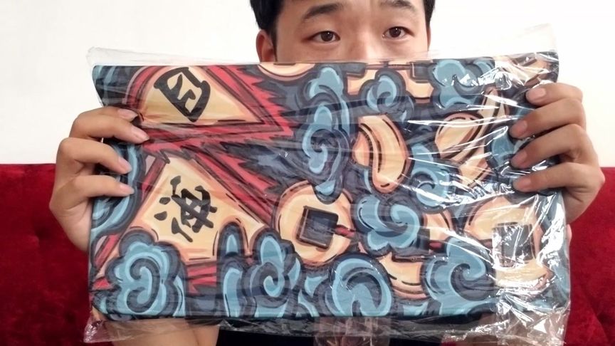小白花48元买了一个黄金万两鼠标垫,放在电脑桌上很霸气,谁想要