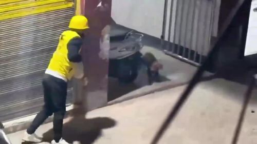 外卖小哥送餐时突发抽搐,餐主做法让人暖心!