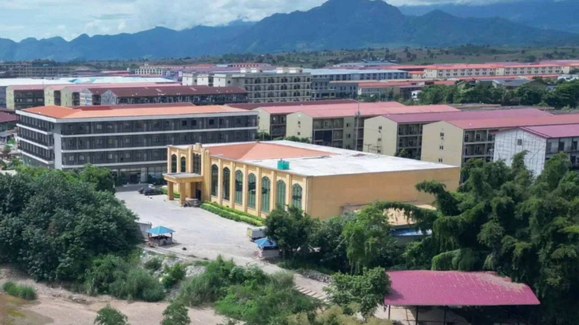 缅甸政府将拆除KK园区148栋建筑,其中包括KTV、医院和SPA会所,已...