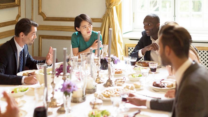 大户小七:商务宴请座次安排的基本礼仪