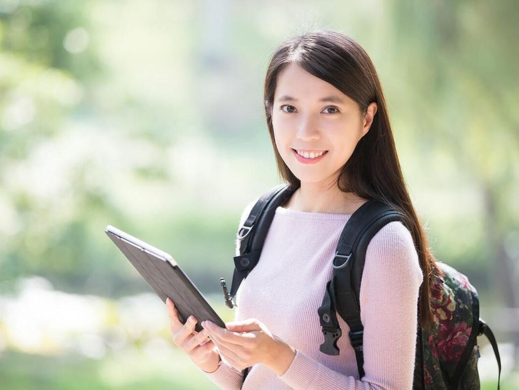 第100题小红够通过红色滤色镜观察一株绿叶红花