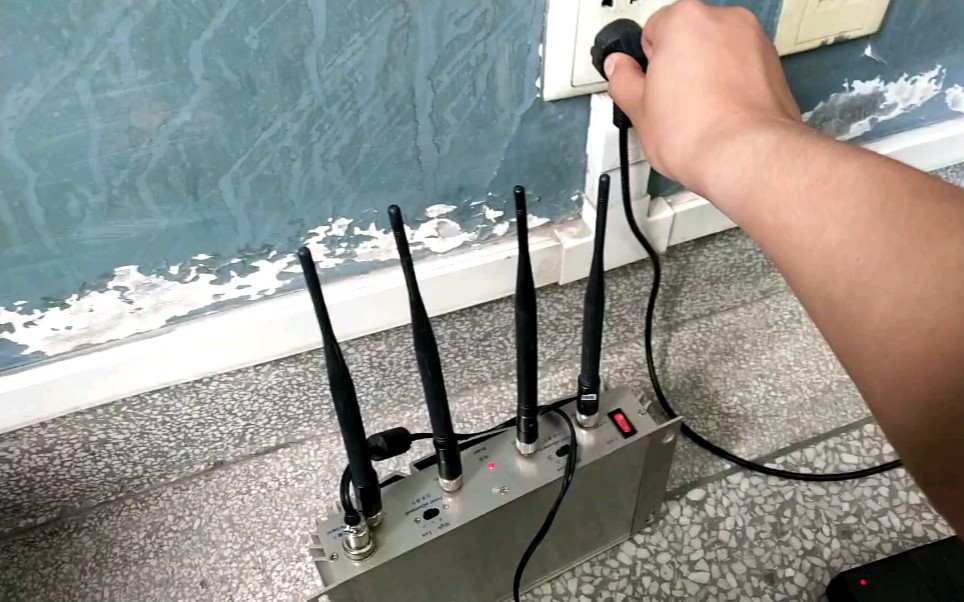 把玩考场的信号屏蔽仪,长得真像路由器