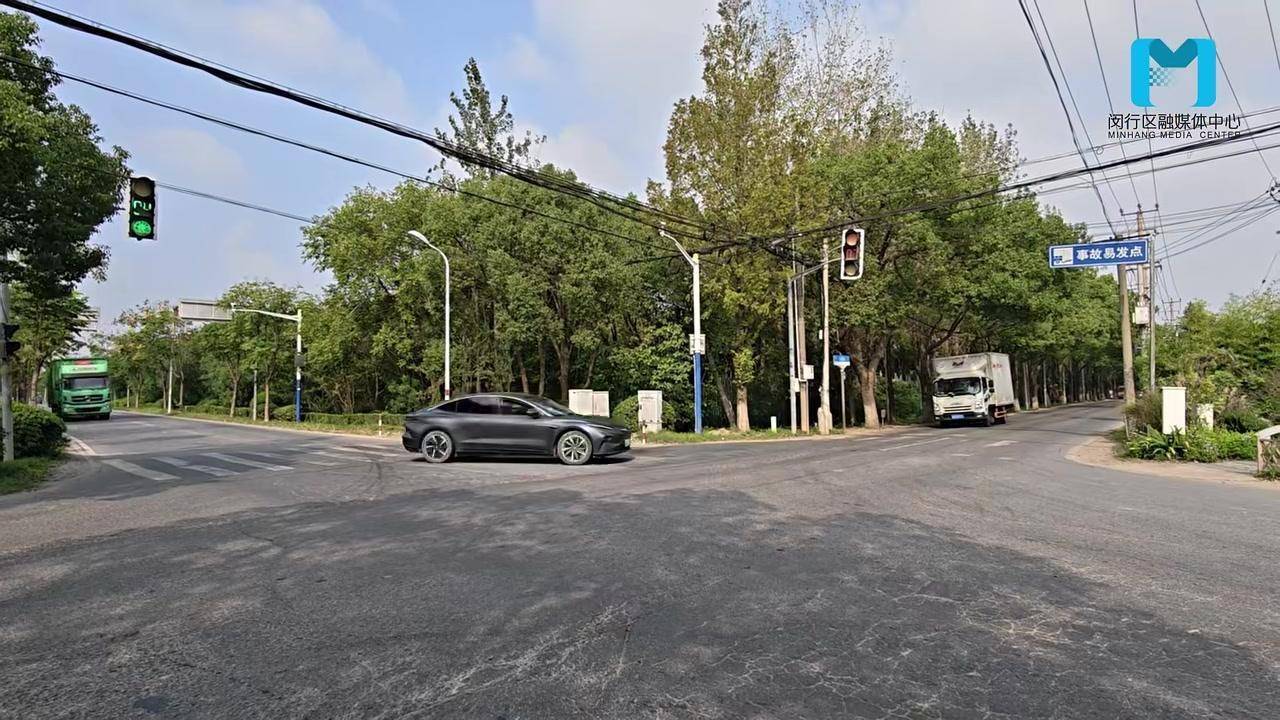 #交通事故#安全头盔"救命"市民被处罚后佩戴头盔半年后遇事故救她一...