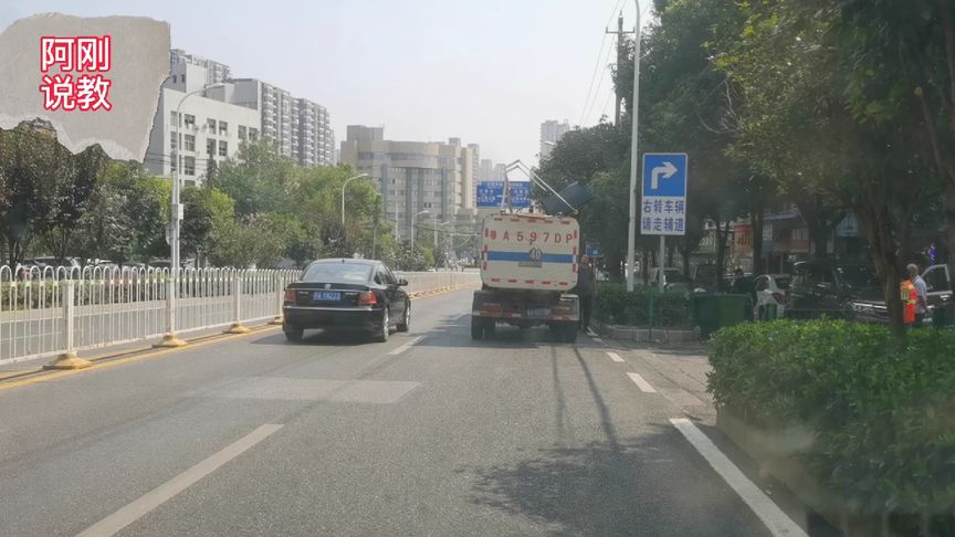 垃圾是如何被装车的?洁净卫生的环境离不开环卫工人的辛勤劳动