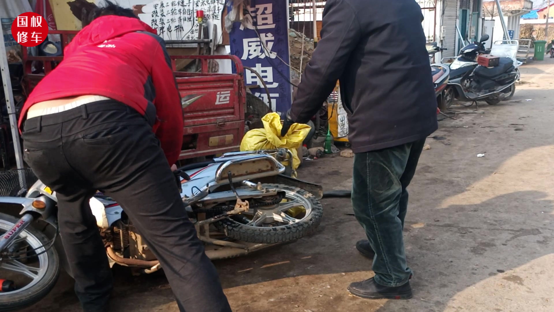 骑行摩托车车把总是左右摆动什么原因?教你一个螺丝刀就在家修好