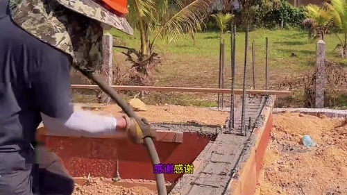 大混子今天分了个好活,跟在打振动棒的师傅后面理线路