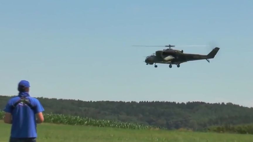 实拍国外小伙制作的超逼真的等比例直升机模型飞机