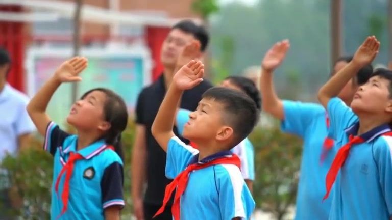 开学第一课:左南社区小学举行升旗仪式