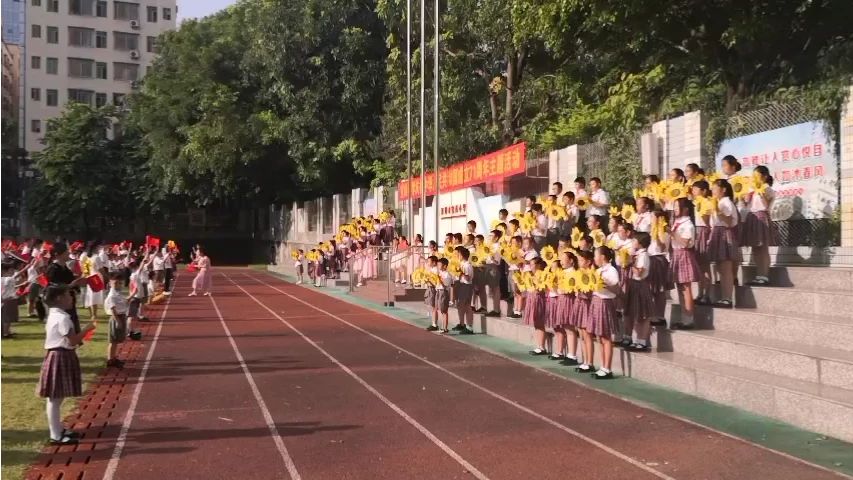 国庆中秋节,学校升旗仪式壮观!