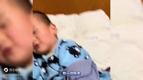 孩子高烧两天妈妈怕烧坏了,天天问一加一等于几,娃你一边儿玩去