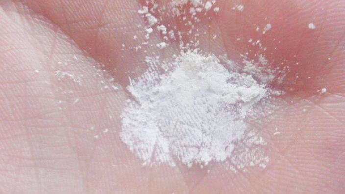 2块钱的维生素C片,配上蜂蜜混合抹脸,斑少了,省下不少面膜钱