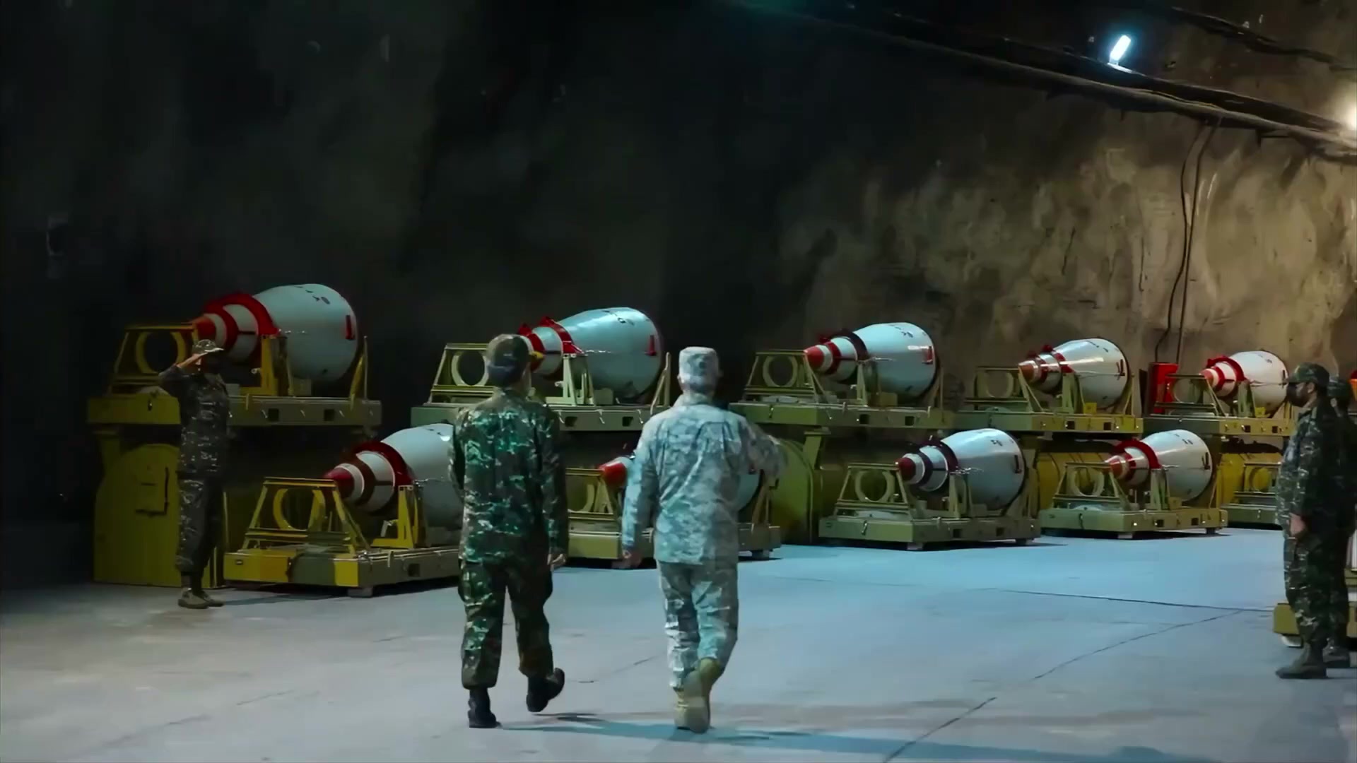 伊朗警告美国,导弹已上架如果受到袭击就打击美国的军事基地 面对...