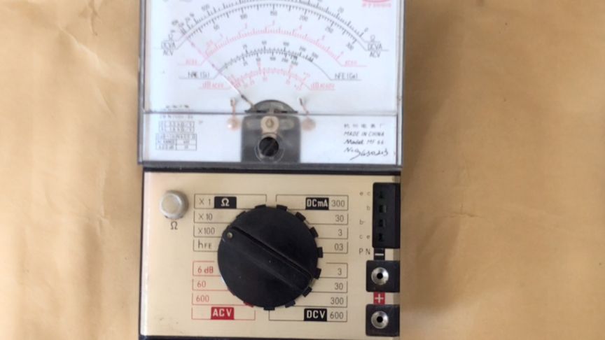 一台被电池漏液腐蚀的MF66型万用表