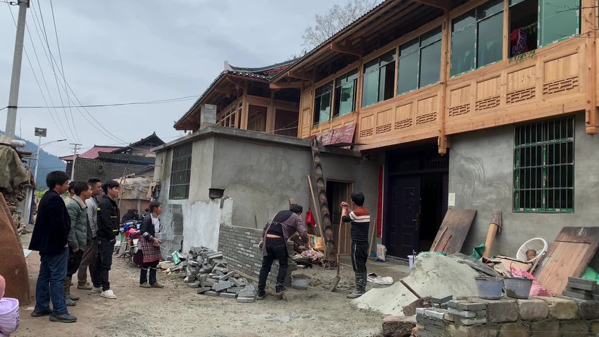 在农村建一栋木房子花了这么多钱,你说贵不贵?装修的木材自己出