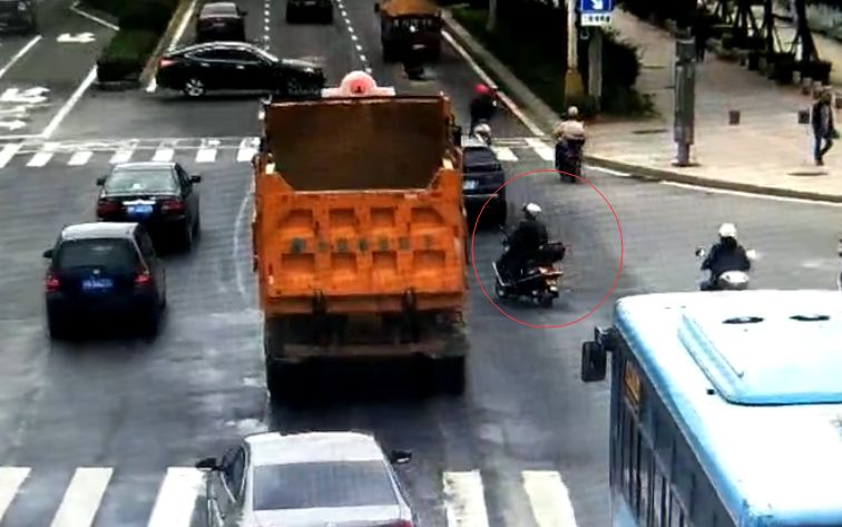 电动车紧跟大货车前转弯,不作不死