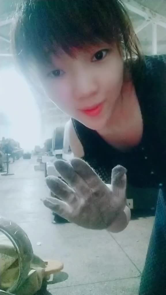 加班一个人想开几台机开几台机,这么热的天能加班的都是超级敬业的,