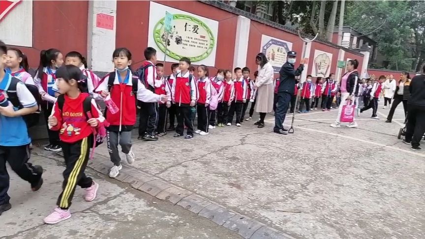 放学时刻,学校门口形成大拥堵