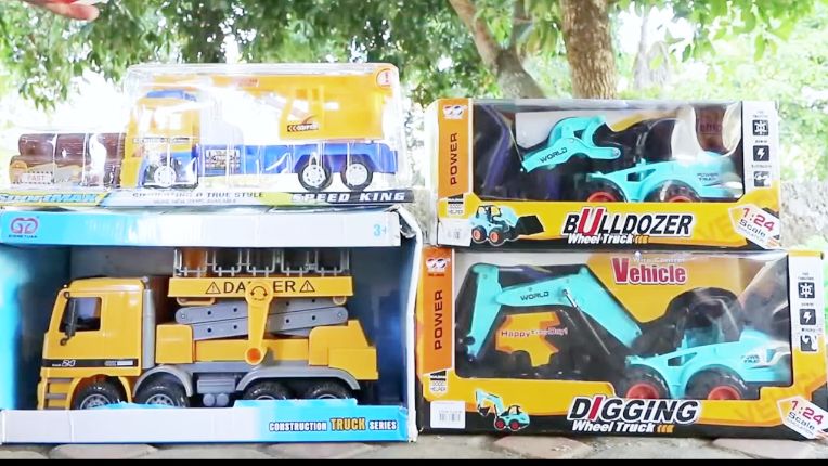 电动双节车厢工程车排队拉沙,挖掘机吊机铲车玩具表演作业视频