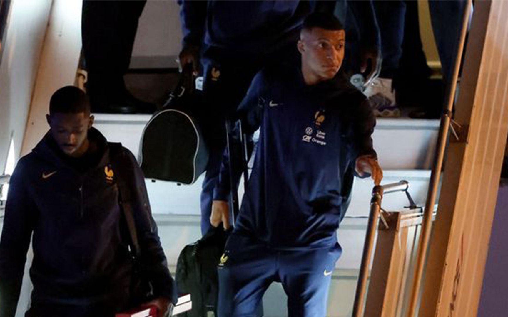 法国队返抵巴黎,球迷机场举牌迎接 姆巴佩与队员全程无笑走上大巴