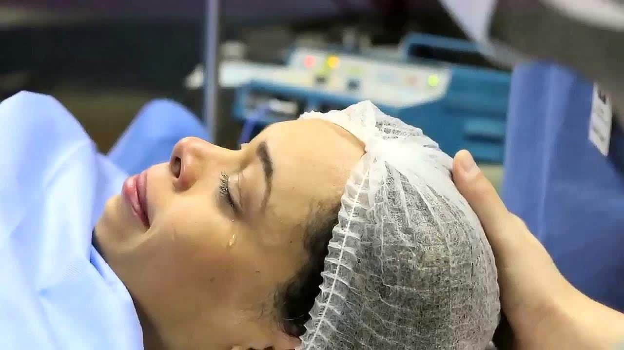 产房实拍孕妇剖腹产生孩子的过程,妈妈流泪的画面令人久久难.