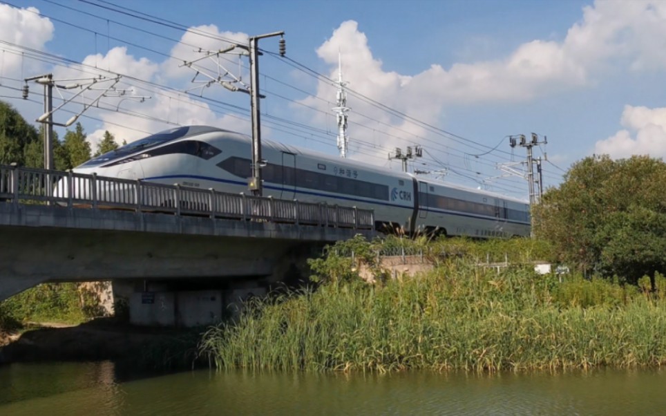 苏州阳澄湖站附近拍摄上海开往南京的G7052次列车高速跨越此站!