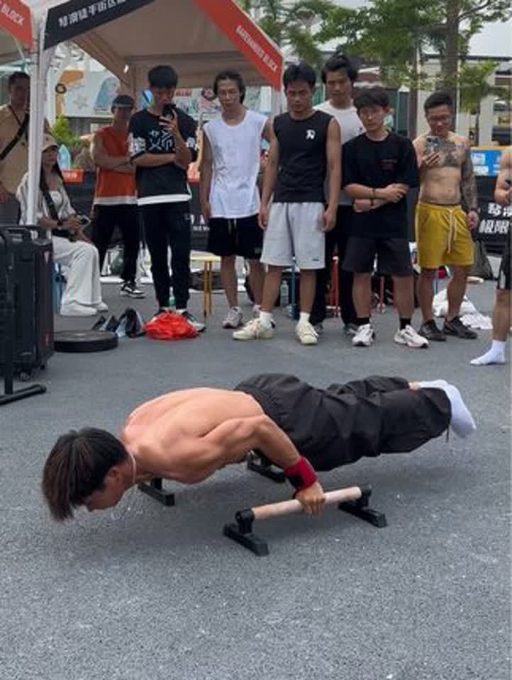 不用脚的标准俯卧撑你见过没?#俄挺俯卧撑 #俯卧撑 #健身计划