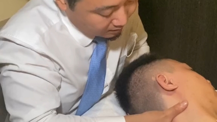 男士头疗点印堂,开天门,推坎宫。点按神庭至百会穴风池穴舒缓放松...