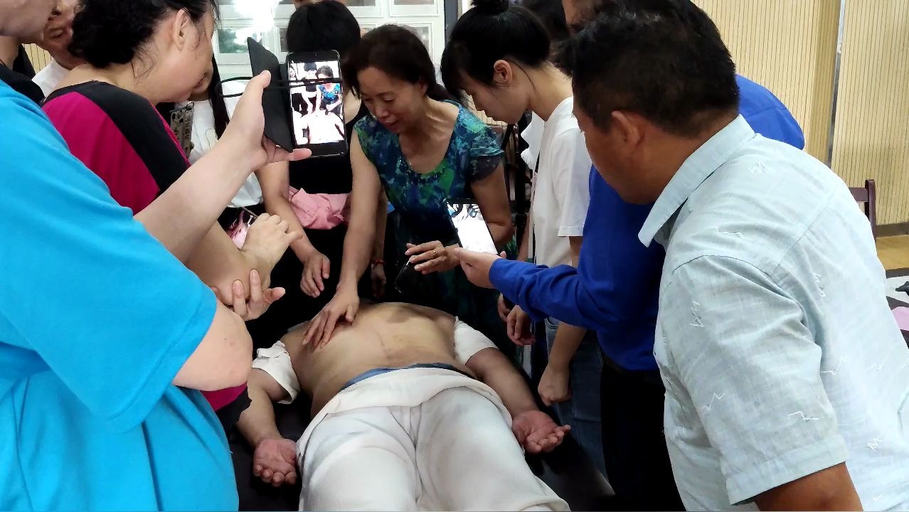 牛角一样的大刮痧工具,刮开肌肉结节打开背部经络,缓解腰椎疼痛