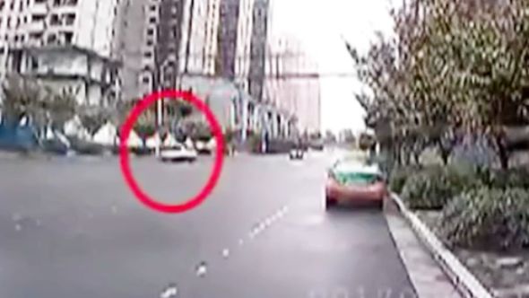 实拍开运政执法车马路上练车 两名涉事人员被开除