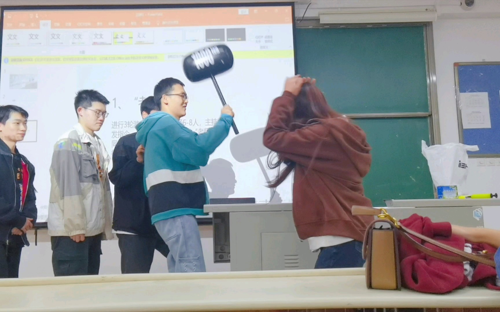 班级活动,玩游戏“帽子与锤子”