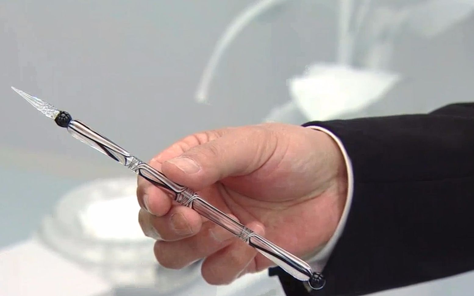 《最后的电影》判官给女孩一支判官笔,可以修改人生轨迹