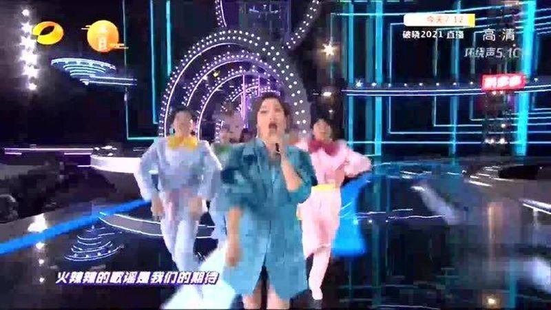 湖南跨年晚会:凤凰传奇"最炫民族风",依然还是那么的嗨!