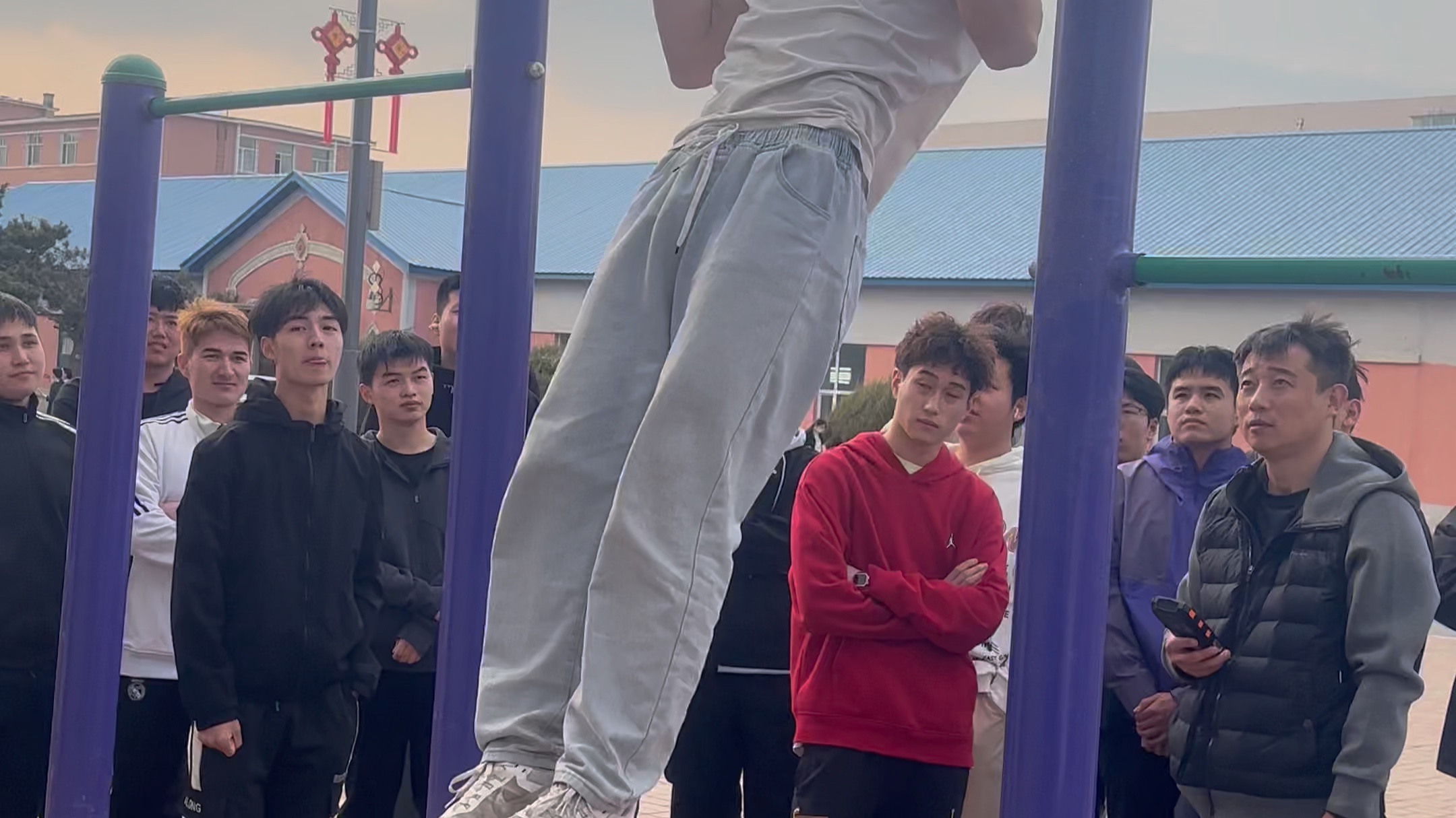 太罕见了,一大学生体测狂拉30个引体,已经吊打全国90%的大学生!