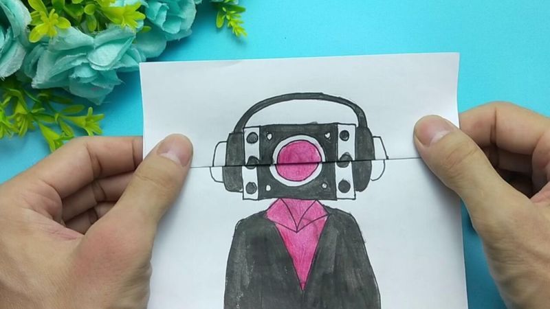 一款女相机人搞笑卡通画,有趣展开变身太搞笑