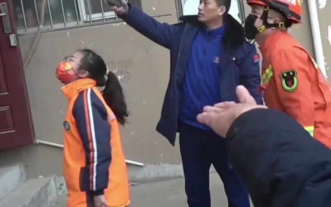 厨房汤锅被烧干,三岁孩子却独困家中,消防员紧急救援