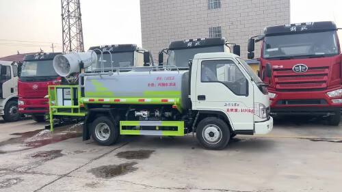 城市清洁新利器!蓝牌洒水车雾炮车高效降尘,小型设计灵活作业