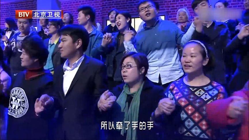 中学生合唱团演唱《牵手》,全场观众手牵手大合唱,太有爱
