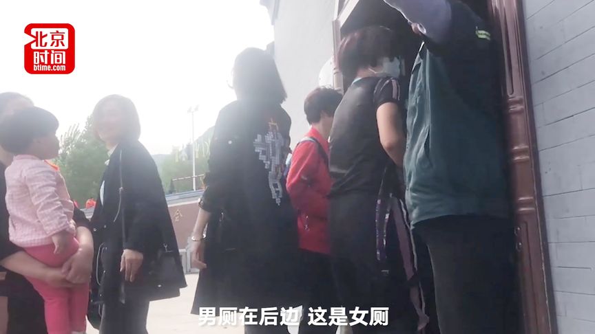 人太多!少林寺将男厕临时改女厕 很多男游客不知情冲了进去